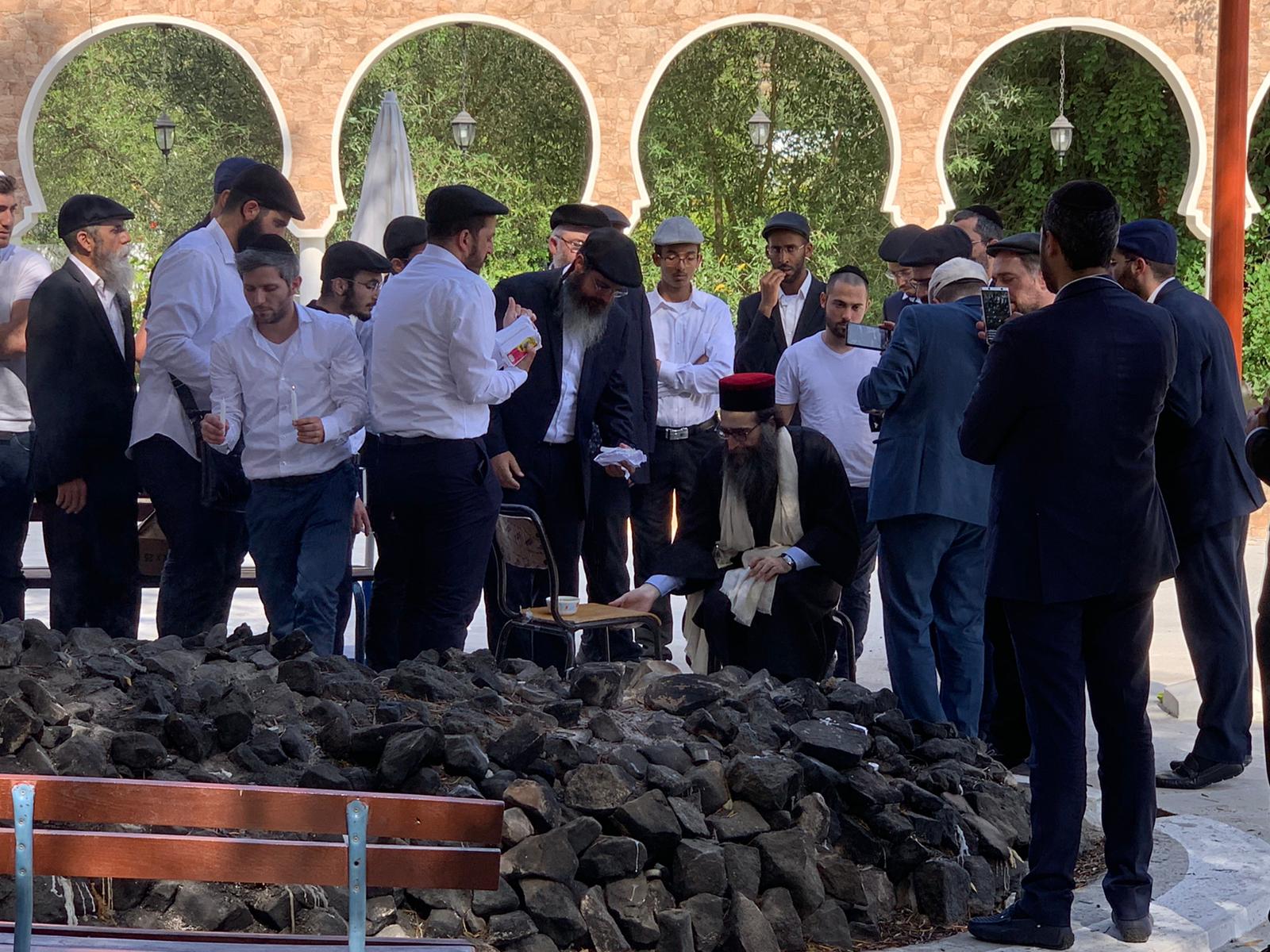 Rabbi Pinto Performs a Special Prayer Live from the Tomb of Rabbi Amram ...