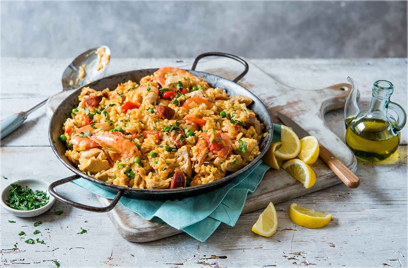 Paella, les restes de la nourriture transformée en un plat ...